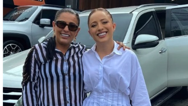 Mari Fernandez realiza sonho da mãe e da um carro de presente para ela