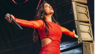 Noda de Caju anuncia Ariane Sandrine como nova vocalista